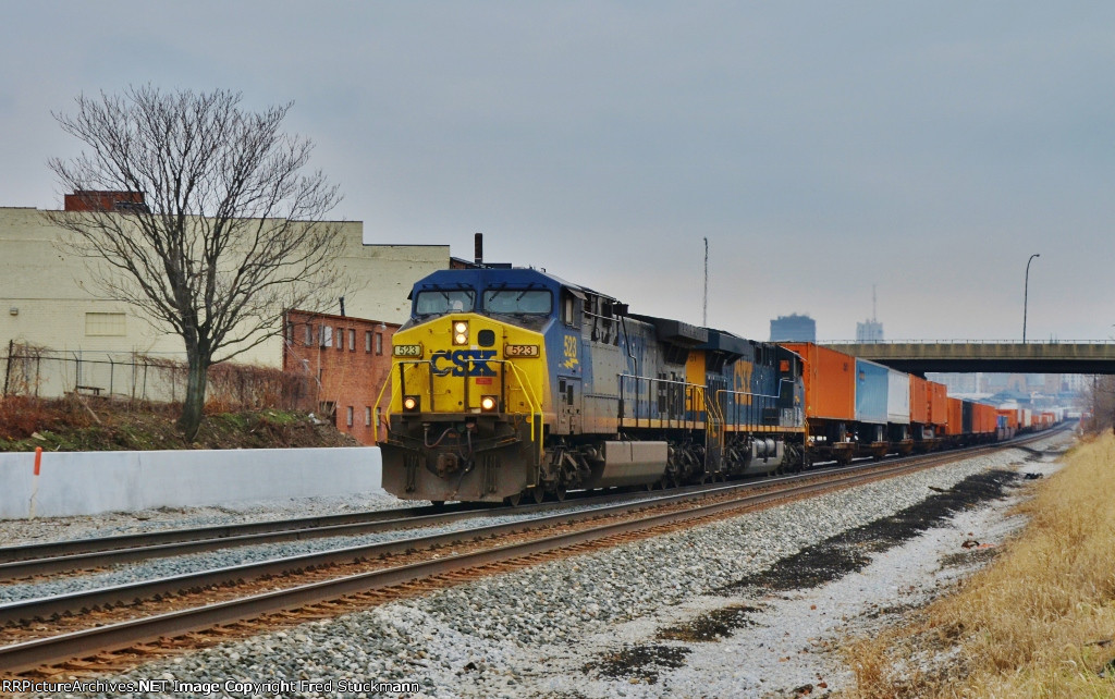 CSX 523 on Q 015.